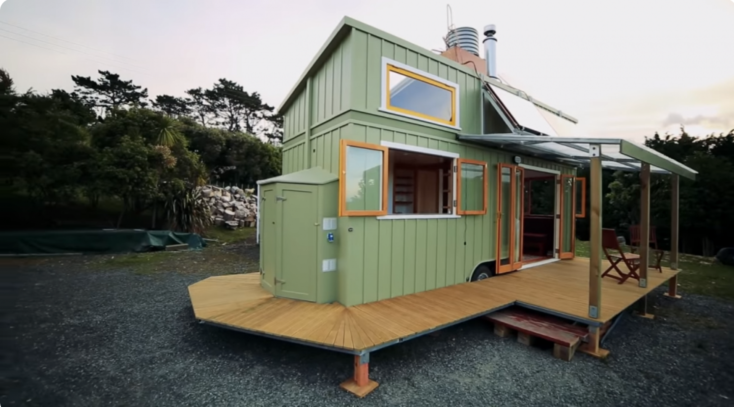 This Solar-Powered Tiny House Lets You Live Entirely Off The Grid ...